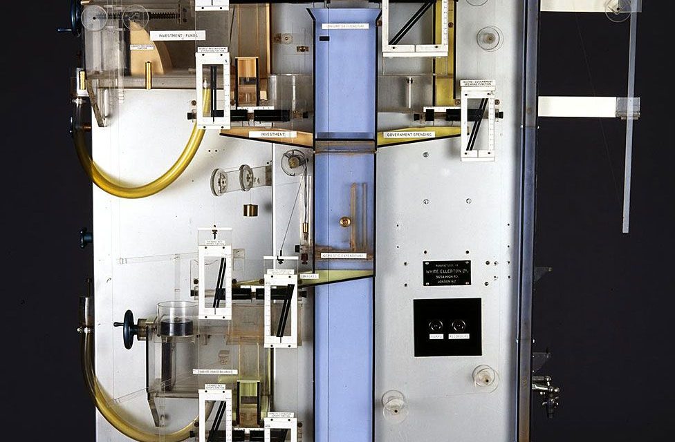 MONIAC fue una máquina genial, que calculaba sus resultados con agua