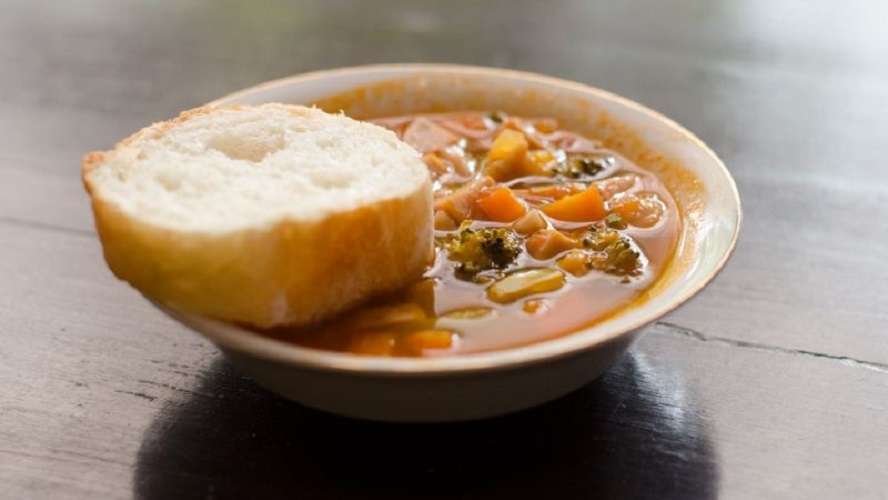 Sopa de pan: sabroso plato para una cena con los amigos