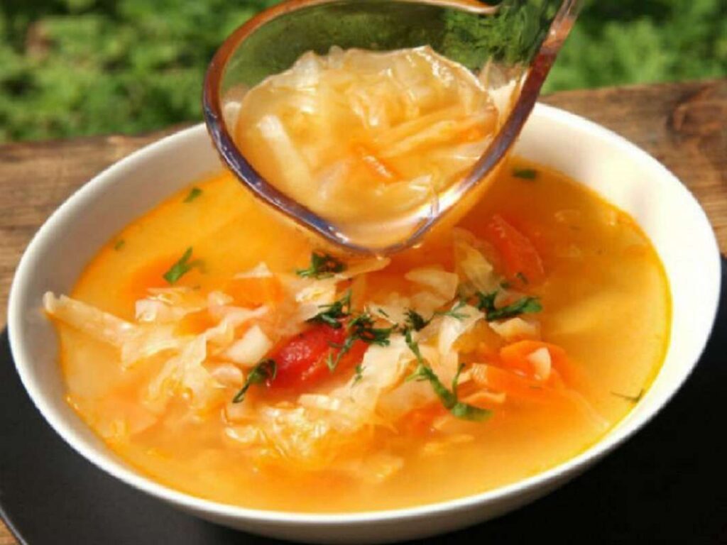 Sopa de repollo para perder peso en 7 días; aquí la receta