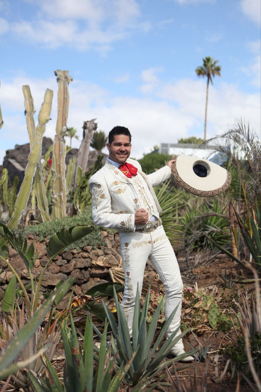 “Rancheras en inglés” Rafael Rodríguez muestra una increíble innovación ...