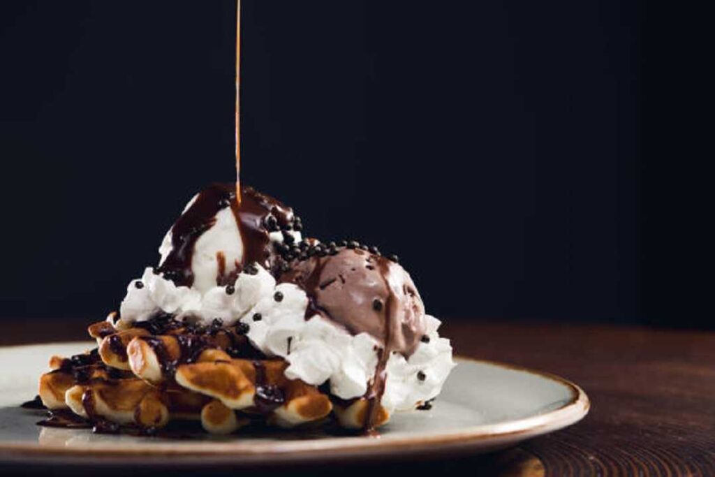 Wafles con helado y chocolate: sabrosos para cualquier ocasión