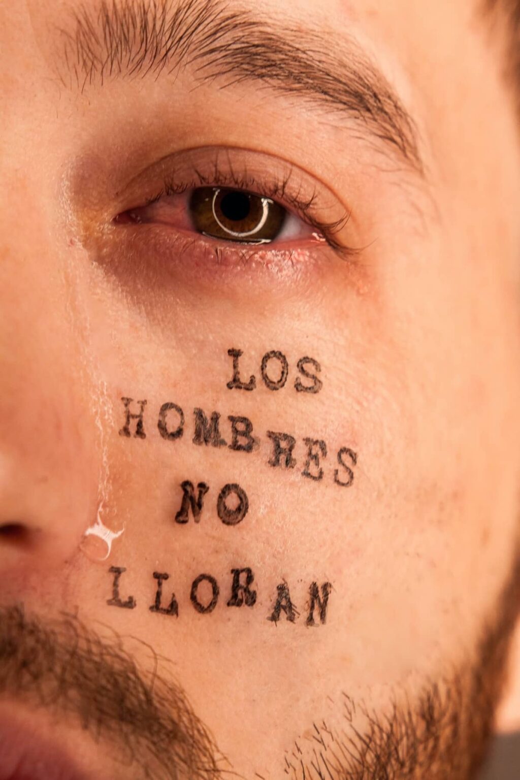 Llorar es bueno pero los hombres no lloran y las mujeres facturan