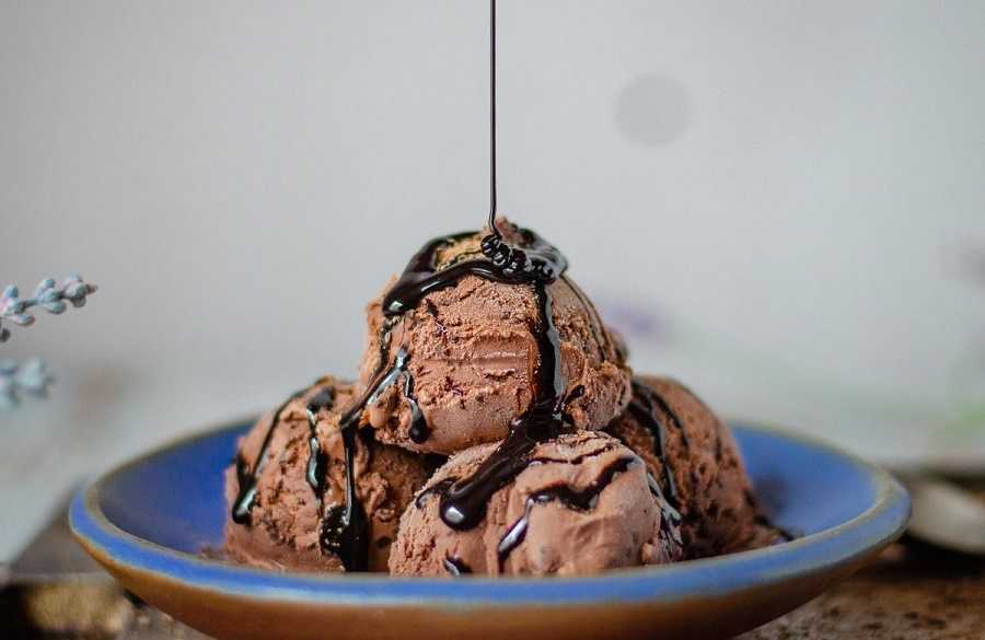 Helado de chocolate con chile y canela para las tardes de calor - CURADAS