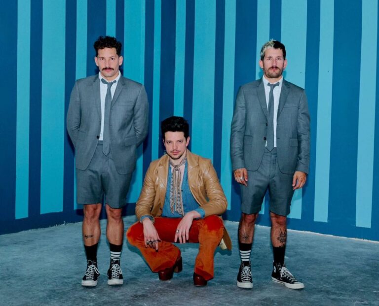 Lasso junto a Mau y Ricky estrenan «Bilingües» - CURADAS