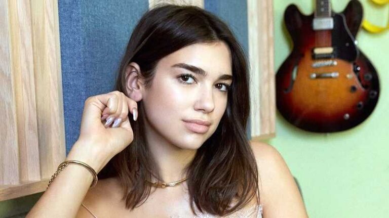 Efemérides 22 de agosto de 2025 | Cumpleaños de Dua Lipa - CURADAS