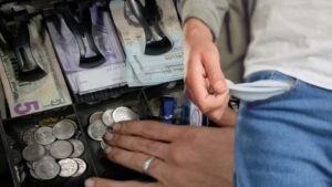 El Dilema del Bolsillo: ¿Salario Fijo o Promesa Flotante? - CURADAS